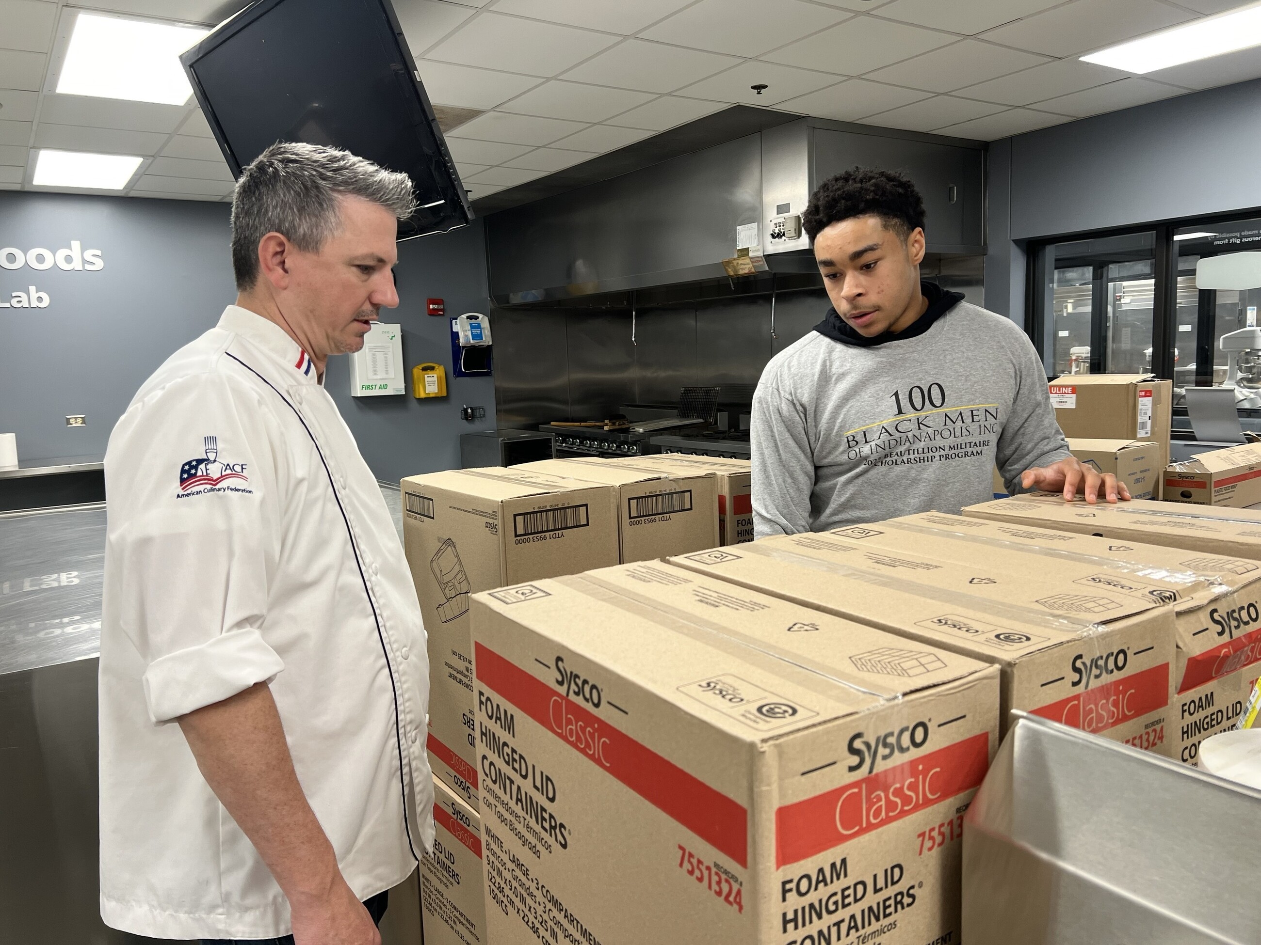 Mozel Sanders Foundation prepares thousands of Thanksgiving meals in ...